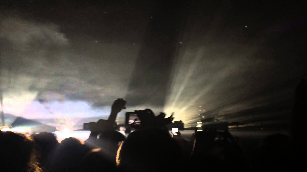 She Way Out - The 1975 (LIVE) - YouTube