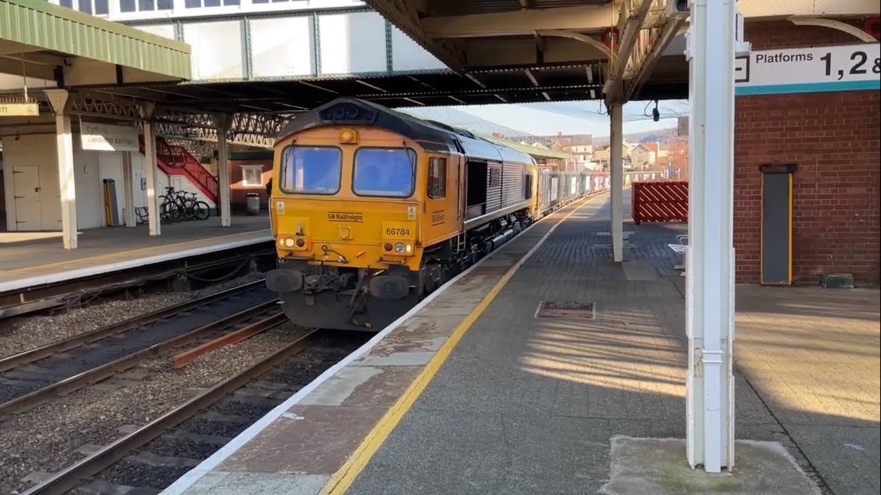 Unusual shunting move! Class 66 66784 operating 6Z58 Doncaster DD ...