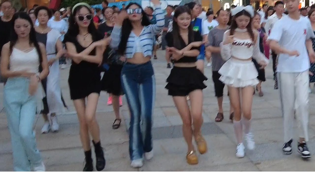 中国最牛逼的广场舞，帅哥美女们带领市民们疯狂跳广场舞 | Handsome guys and beauties dance square ...