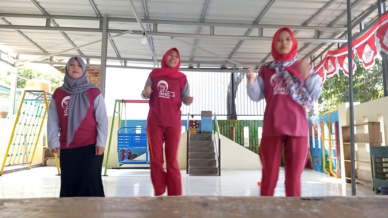 Cover Senam SKJ Umay Ft Kuburan Band - YouTube