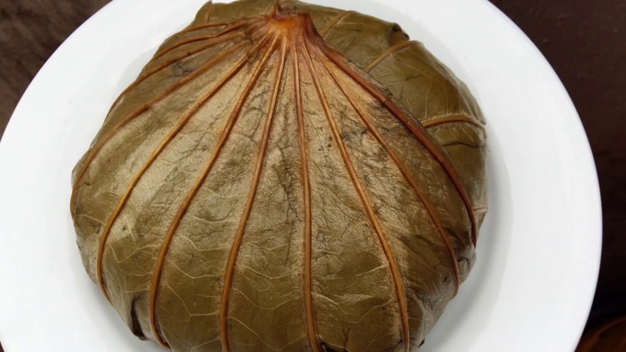 Sticky Rice Wrapped in Lotus Leaves | 荷叶饭 - YouTube