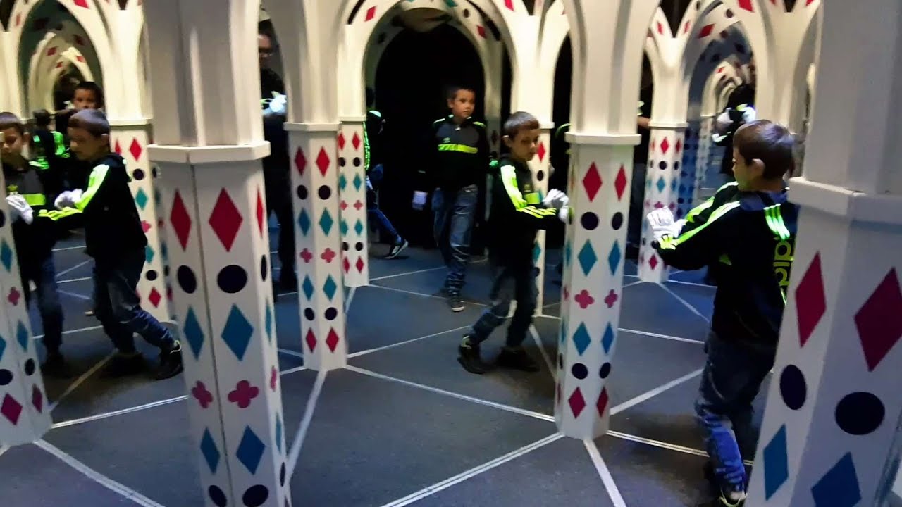 Zrcadlové bludiště v Hračkářství Hamleys Praha , Mirror maze in Hamleys ...
