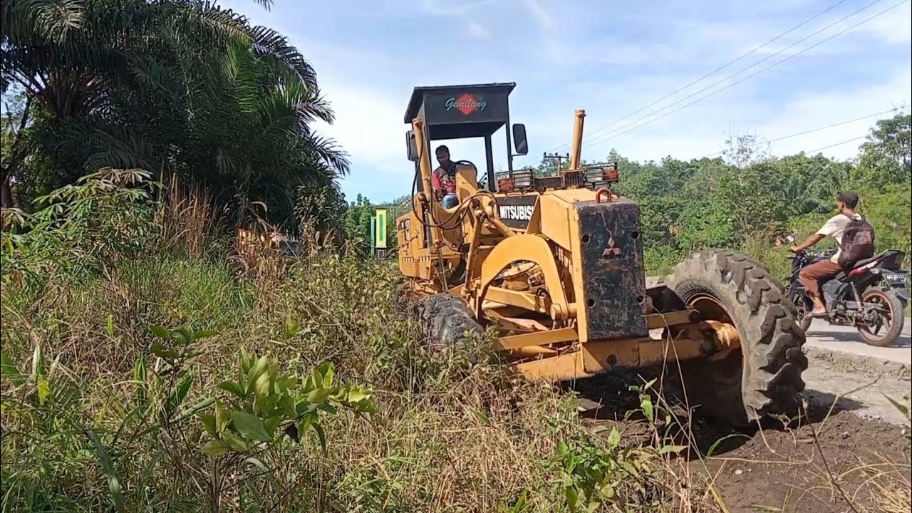 Motor Grader Clearing Scrub On The Road To Widen - YouTube