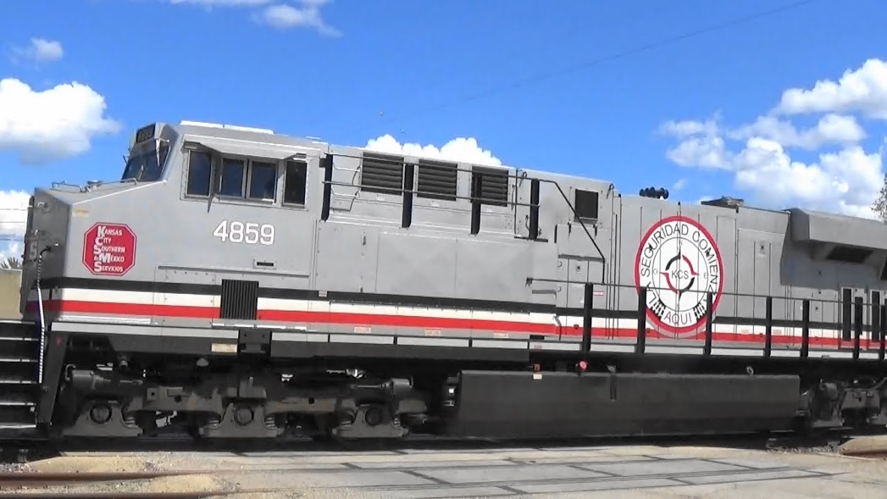 UP 2556 w/ KCS 4859 "Safety Starts Here" unit, Manlius, IL - YouTube