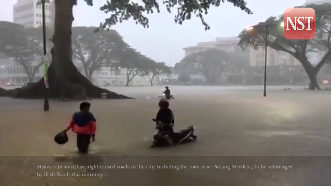Flash floods in Kuching - YouTube