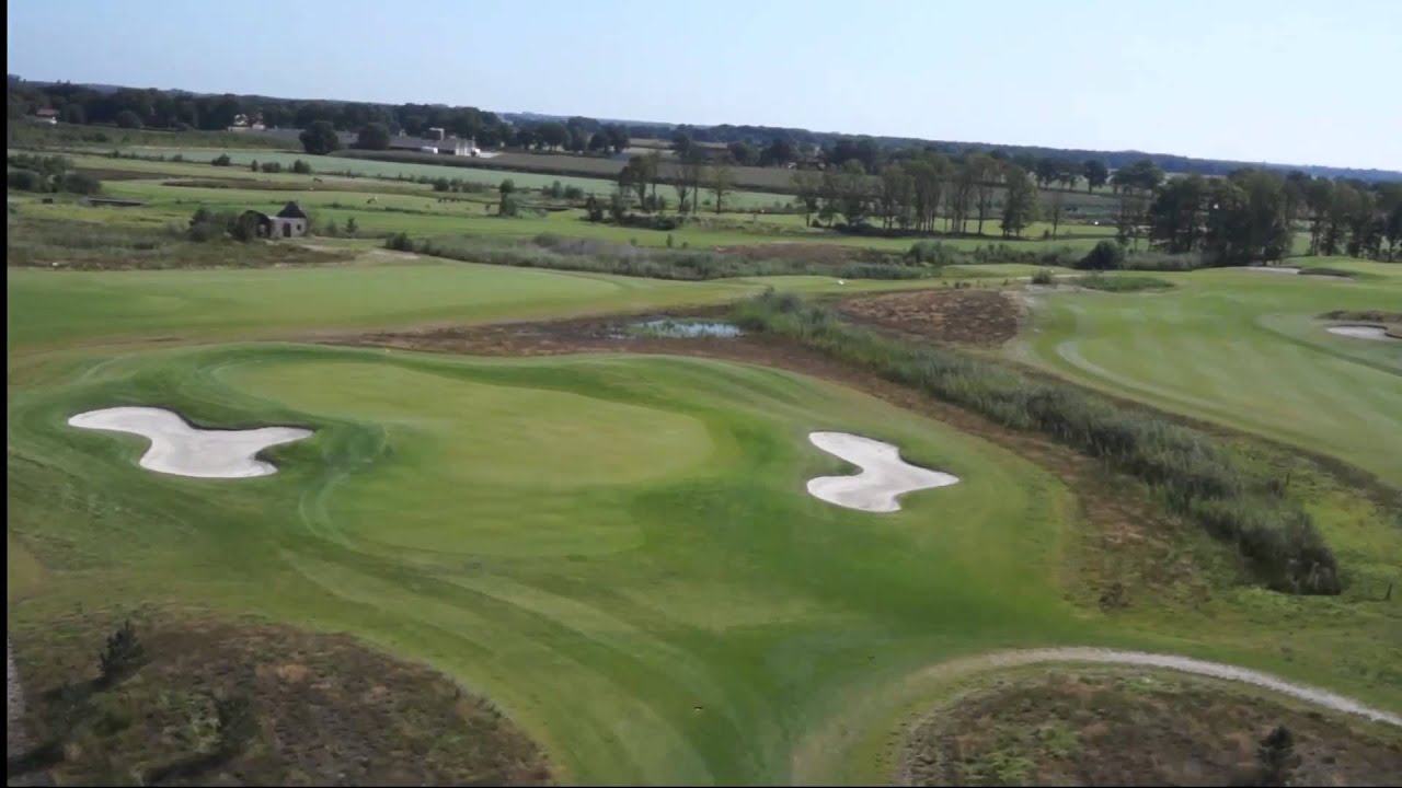 Een blik op Hole 5 van de Vier Eijkenbaan op Golfbaan het Woold in ...