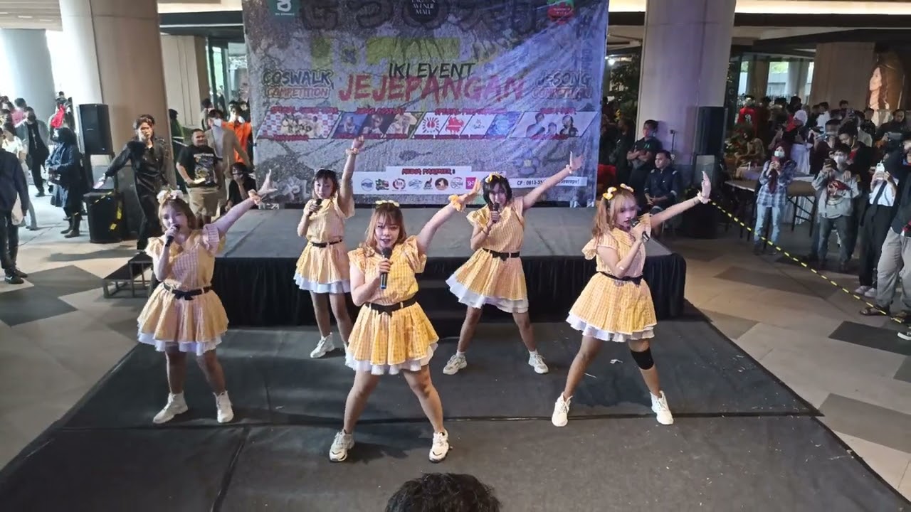 JKT48 _ 'Heavy Rotation (ヘビーローテーション)' Cover Live Performance by ...