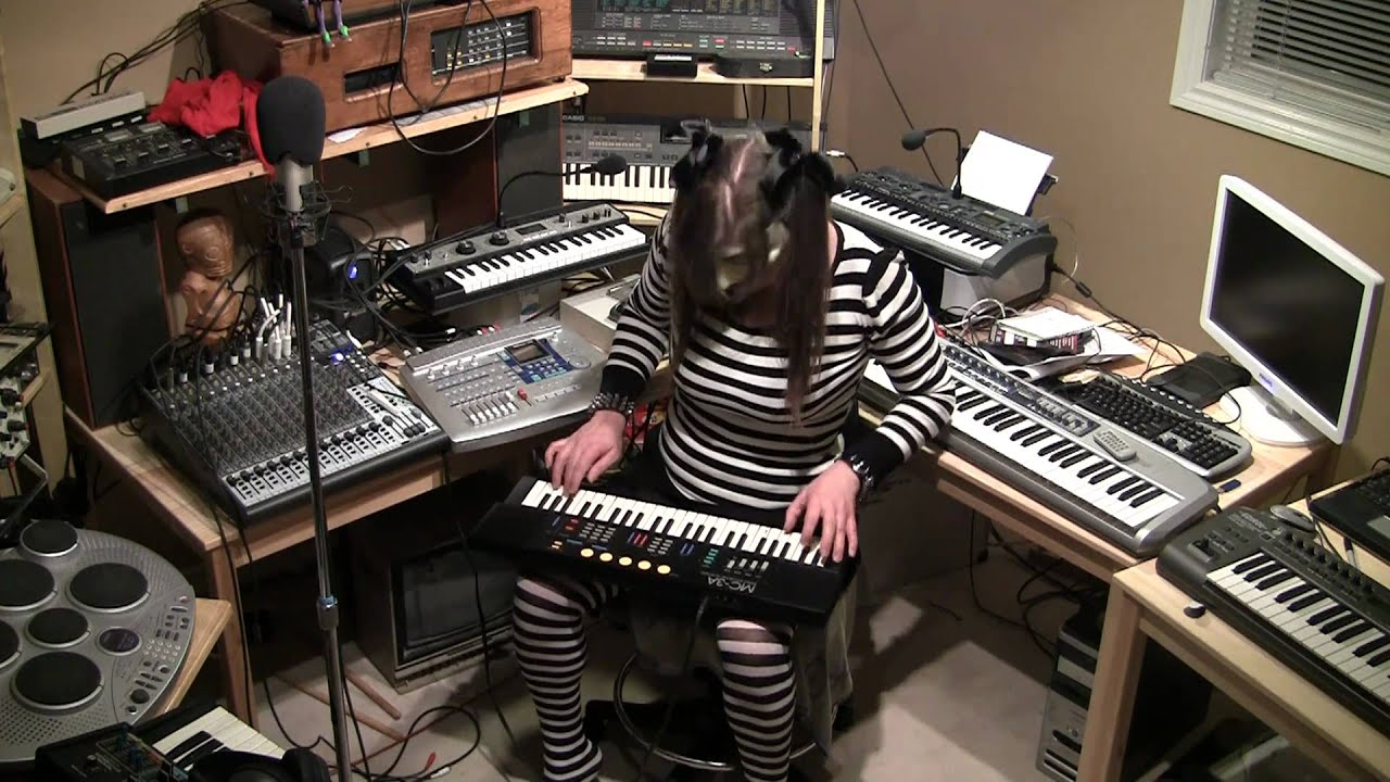 Lola Internet Presents: MC-3A Square Wave Synth - YouTube