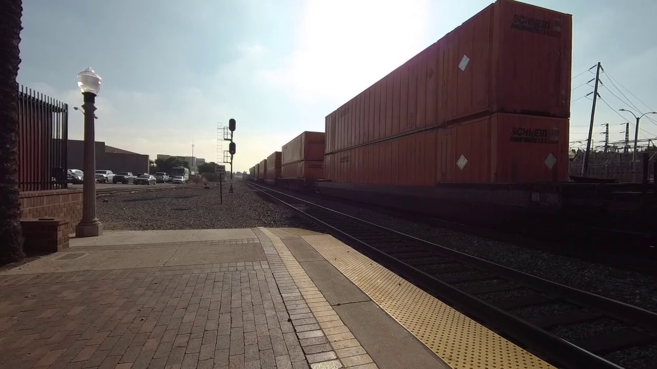 BNSF 7019 720 - 7357 6841 - 4331 7868（176両編成の貨物列車） - YouTube