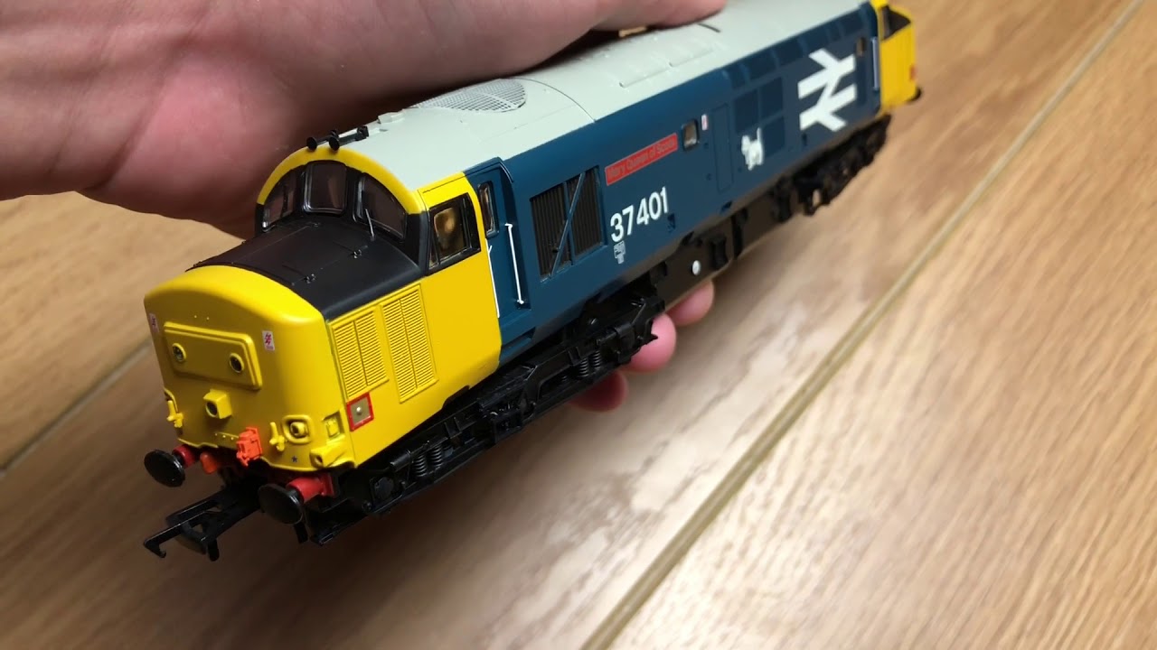Bachmann Class 37 BR Blue Loco Review - YouTube