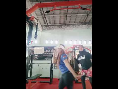 nge-gym sambil goyang..waseeeggg..