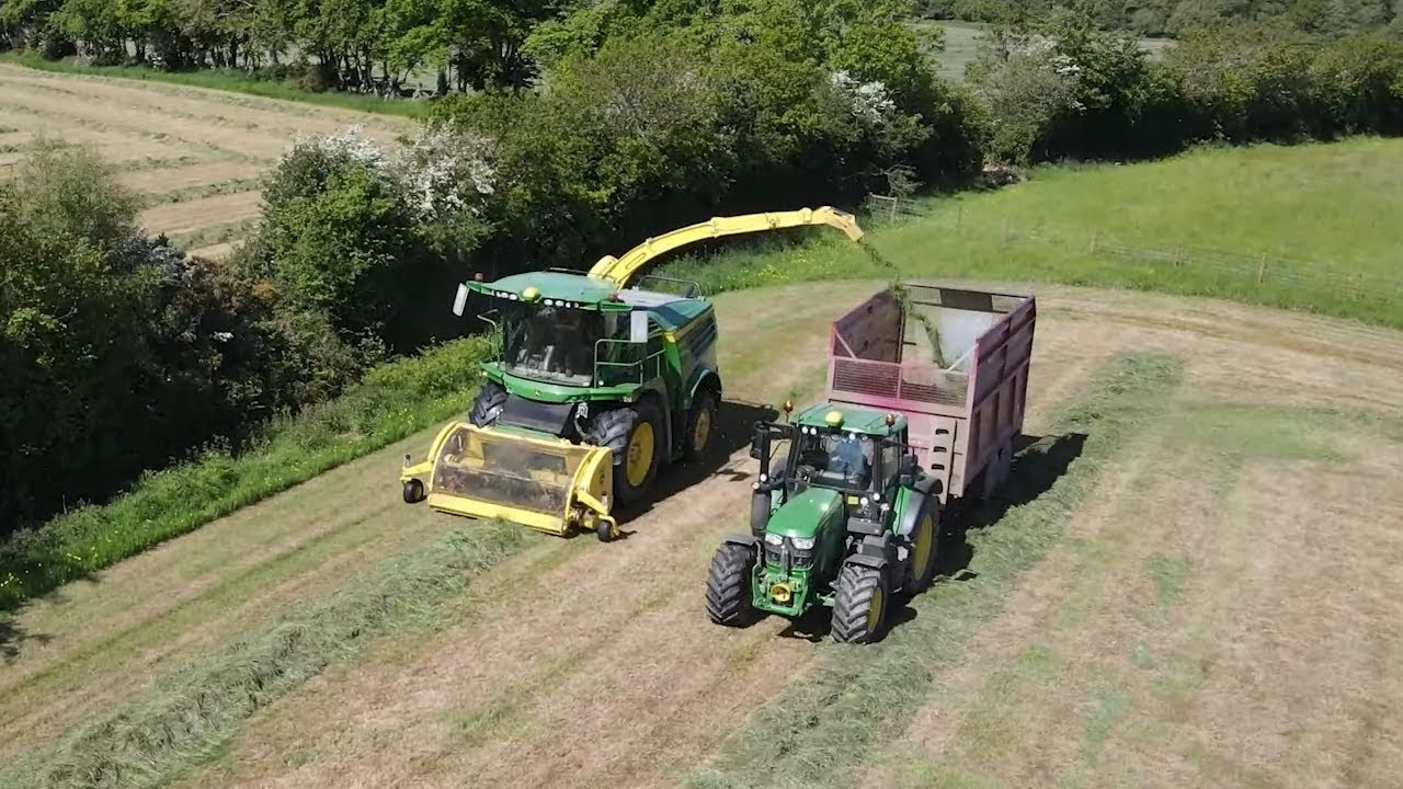 LIFTING SILAGE IN A JOHN DEERE 8100i! - YouTube
