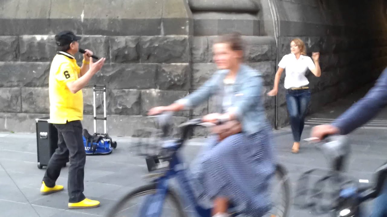 Busker Singer Frankie performed with an audience/lady dancer ...