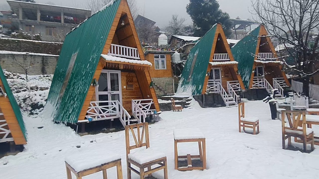 Manali M Charo Taraf Snowfall hi Snowfall Manali looks like a Heaven ...