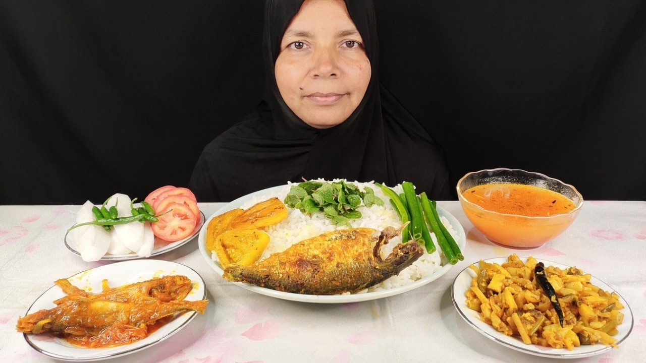 EATING SMALL HILSHA FISH FRY, SMALL FISH CURRY, SABJI BHAJI, TOMATO ...