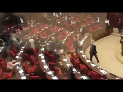 Bu gun Ermenistan parlamentinde iclas zamani Cetin anlar yasanib !! Abone olun !!