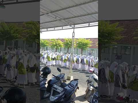 Siswi SMP Pulang Sekolah