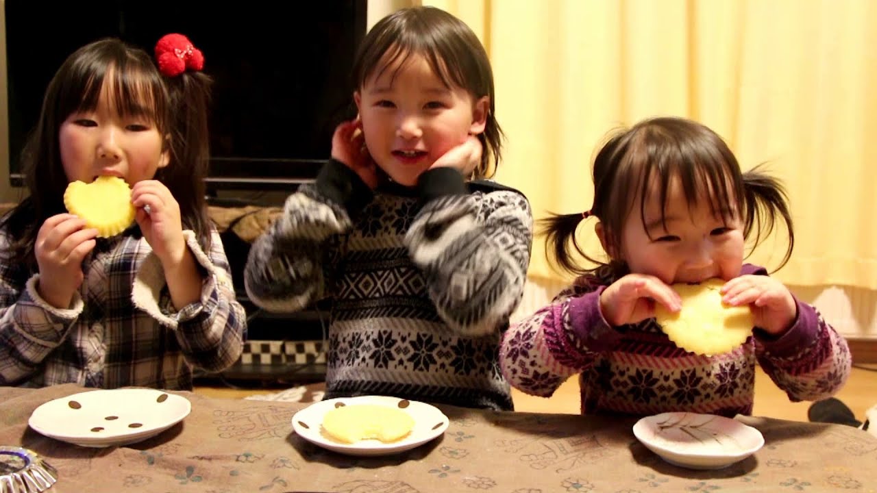 Three sisters cook a madeleine and eat - YouTube