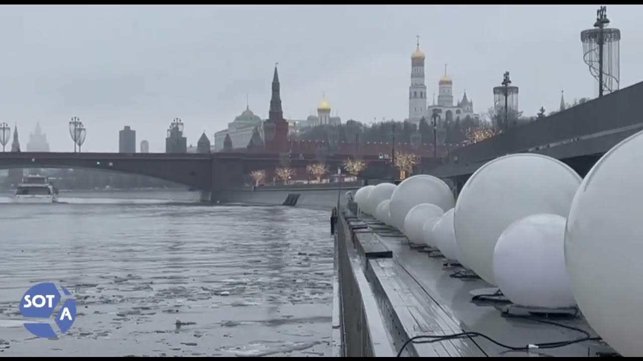 Неизвестные пустили по Москве реке антивоенные плакаты ПТН ПНХ и