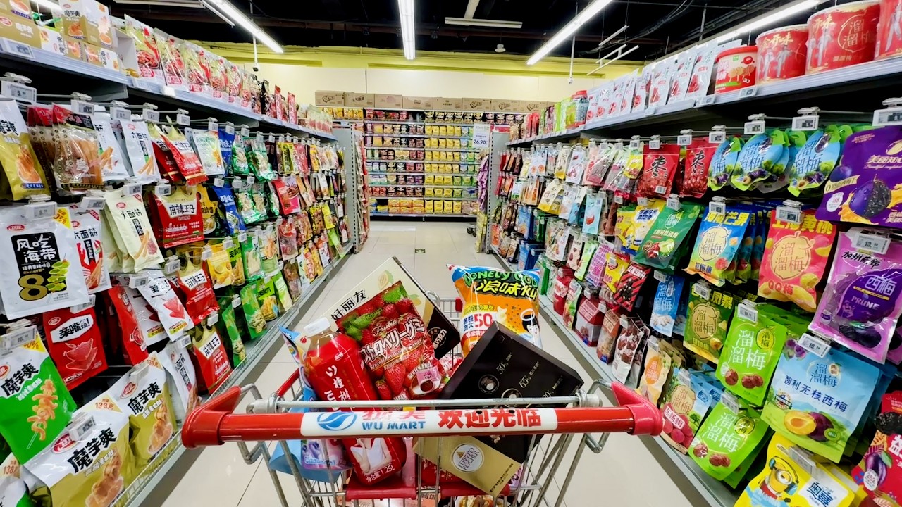Grocery Shopping in China 🛒 Sharing Chinese various snacks at the ...