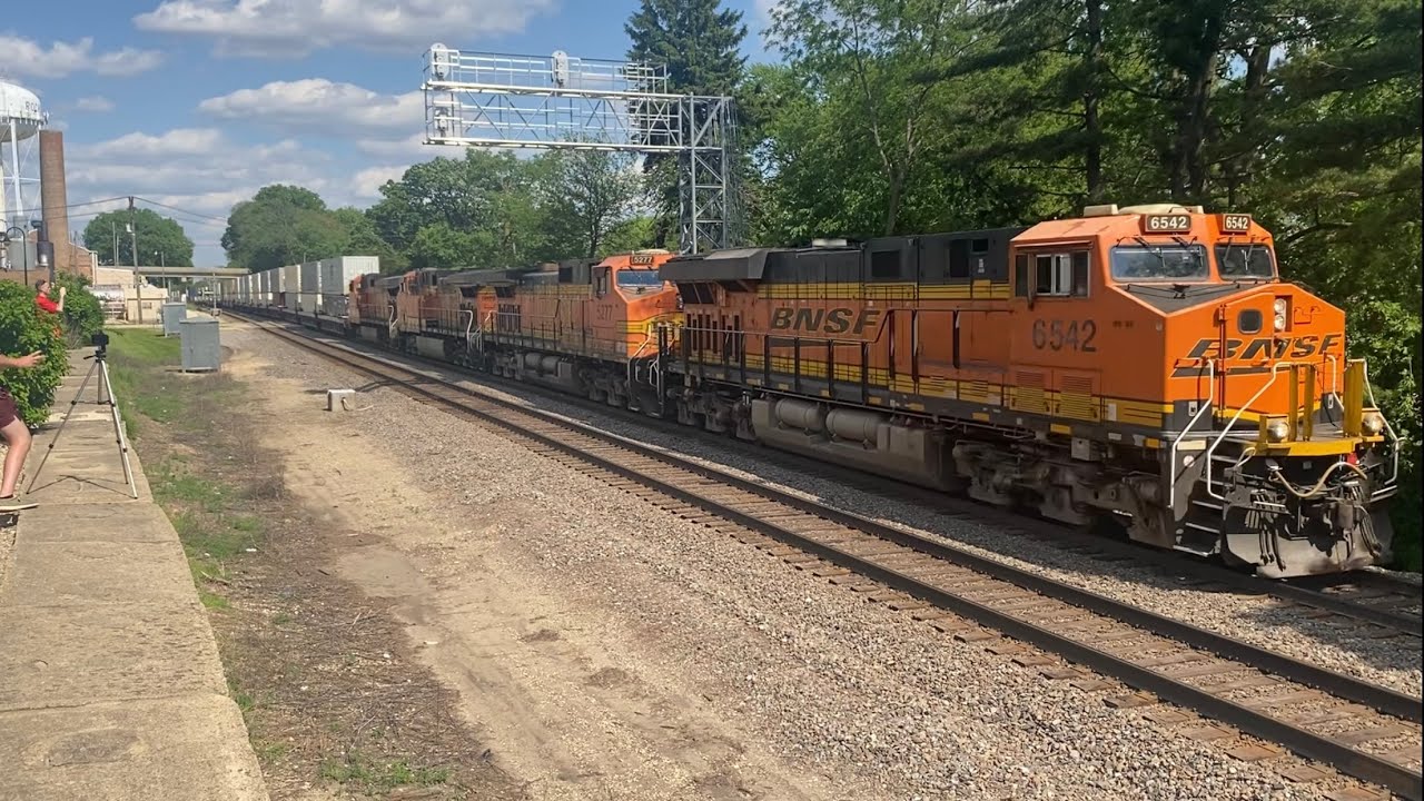 ABC is easy as here comes the Z! BNSF Z train zips by rail fans ...