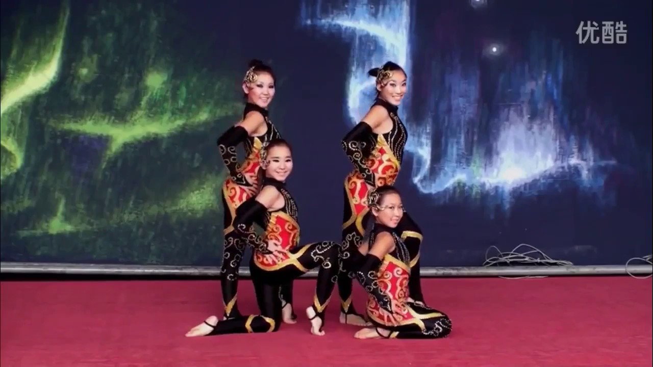 contortionist kid performance on christmas part 1 - YouTube