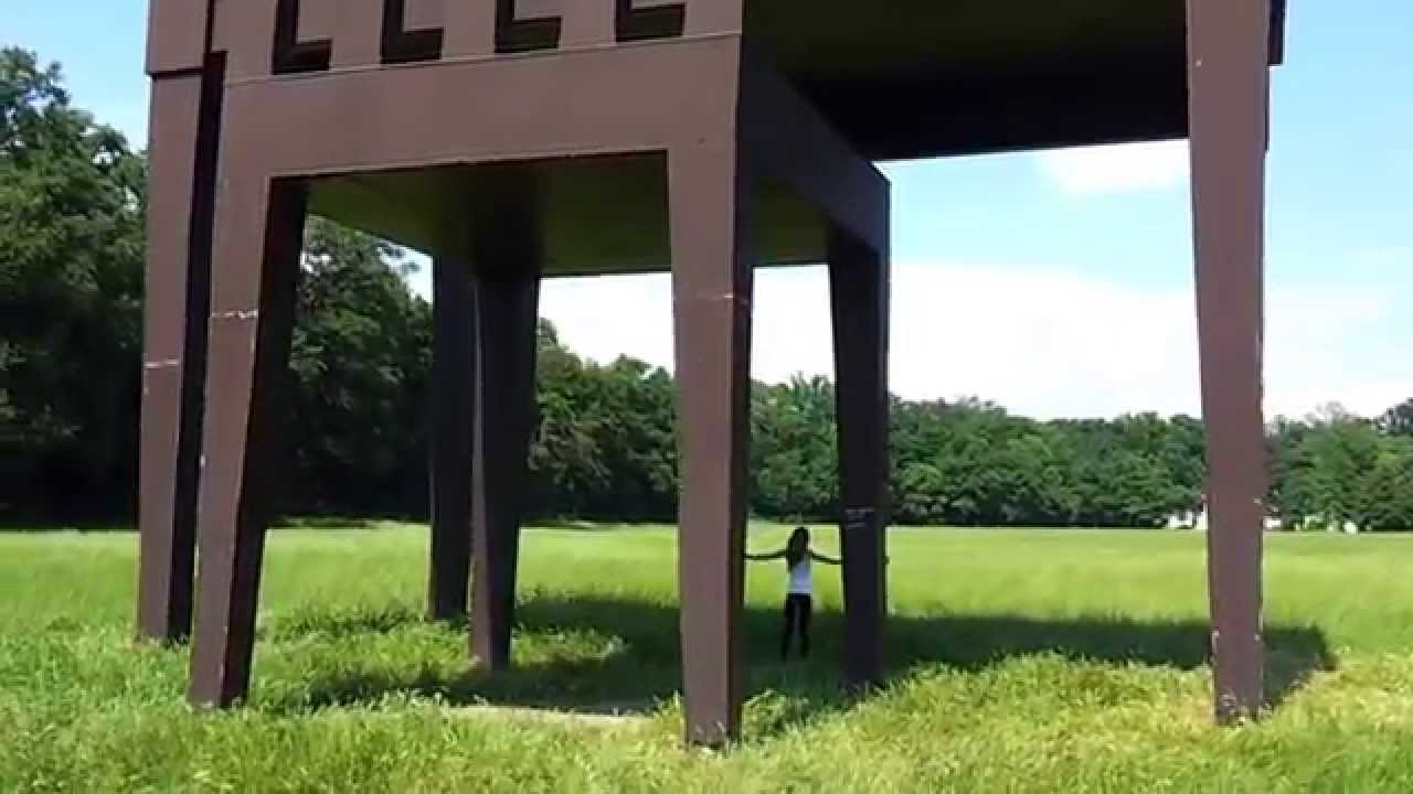 sedia e scrivania giganti parco di monza - YouTube