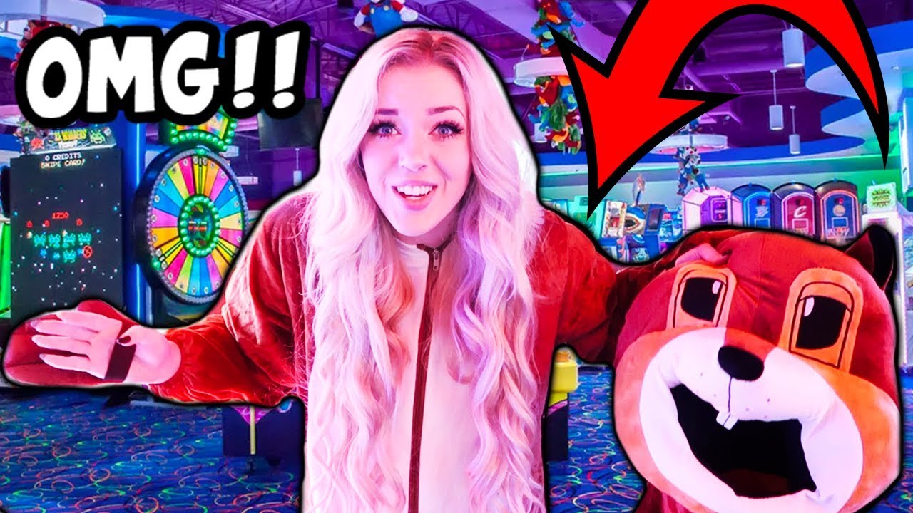 SQUIRREL PLAYS ARCADE GAMES FOR HALLOWEEN!!! - YouTube