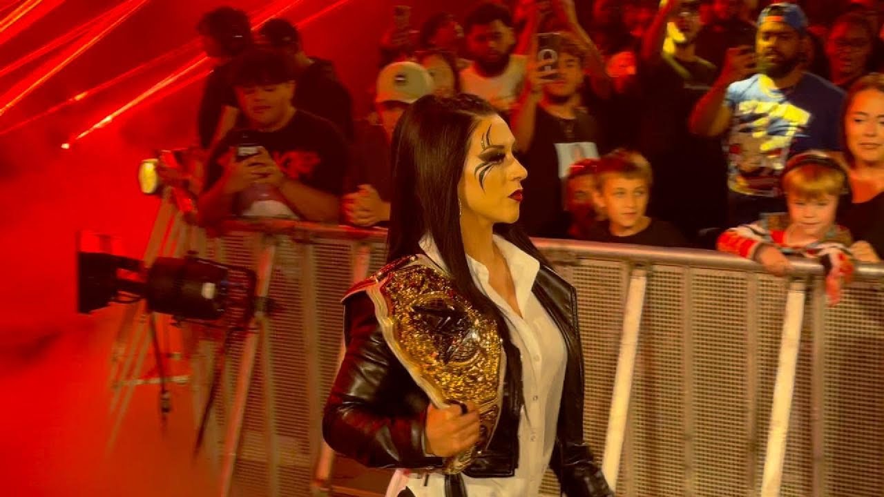 🔥 Our INSANE Floor Seat Experience at WWE SmackDown Orlando! - YouTube
