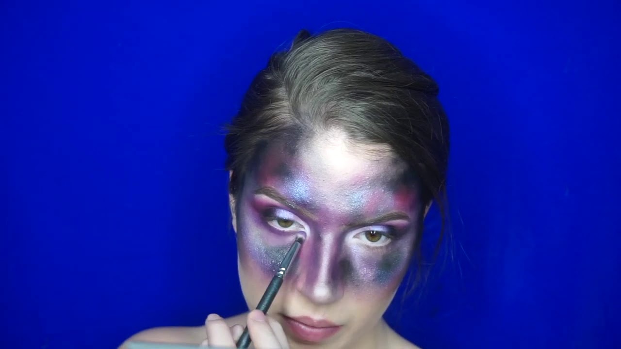Makeup Artist Creates Galaxy Illusion on Face With Makeup - 1106917-4 ...