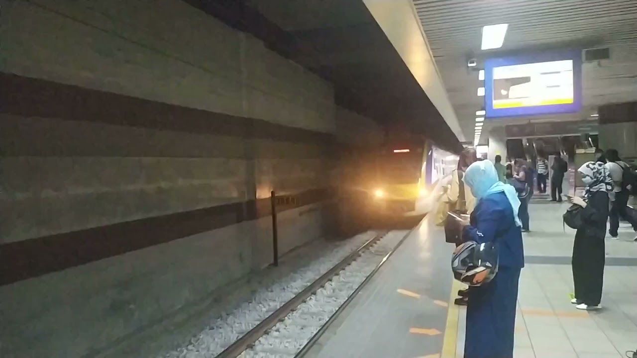 [KTM Komuter Batu Caves - Tampin/Pulau Sebang Line] Train approaching ...