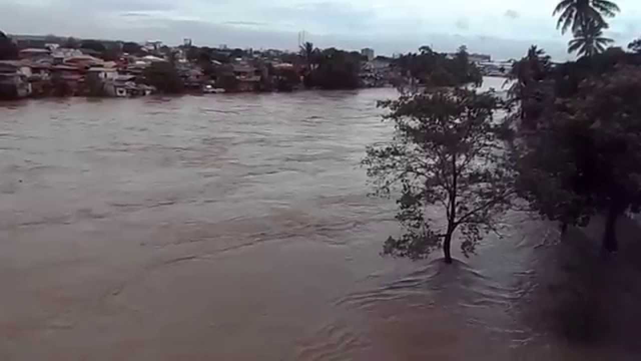 Jan 20, 2013 Davao City flash flood, filipino crushed house floating ...
