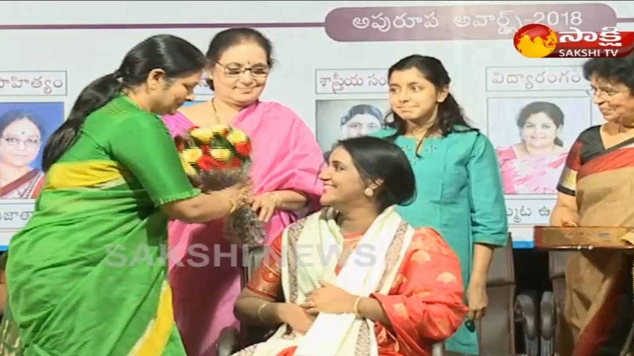 Sakshi Swapna Gets 'Best News Presenter Award' - YouTube