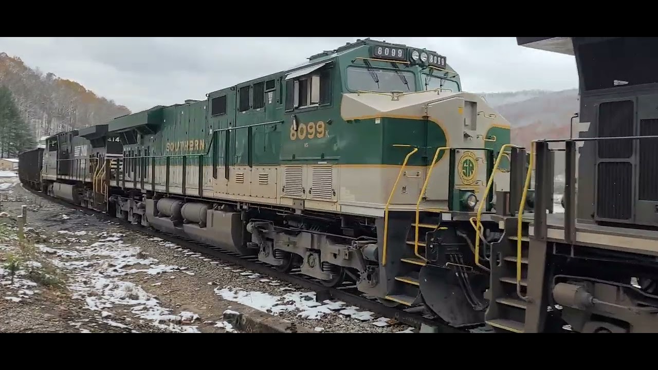 Train U40 rolls through Jasper, Virginia in the snow 11-22-24 - YouTube