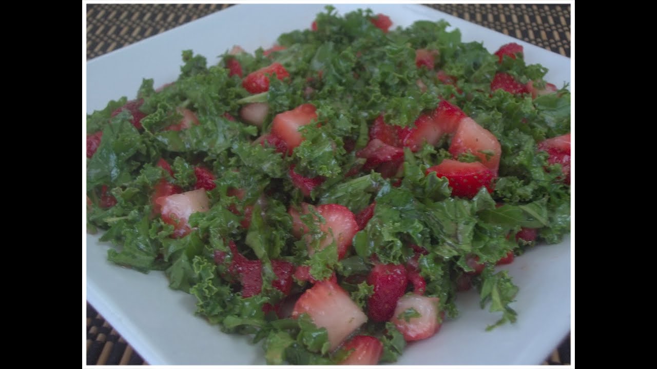 ENSALADA DE COL RIZADA (KALE) Y FRESA - YouTube