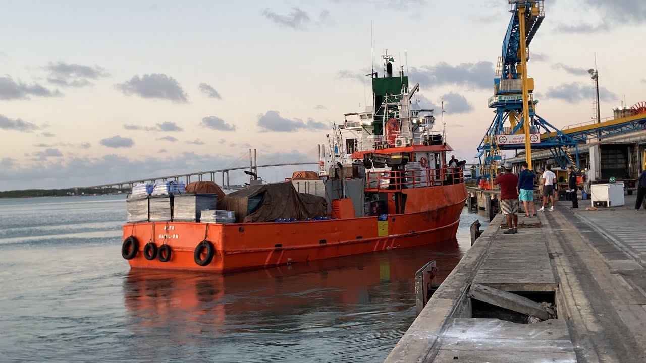 Barco ALRO zarpando do aporto de Natal com destino a Fernando de ...