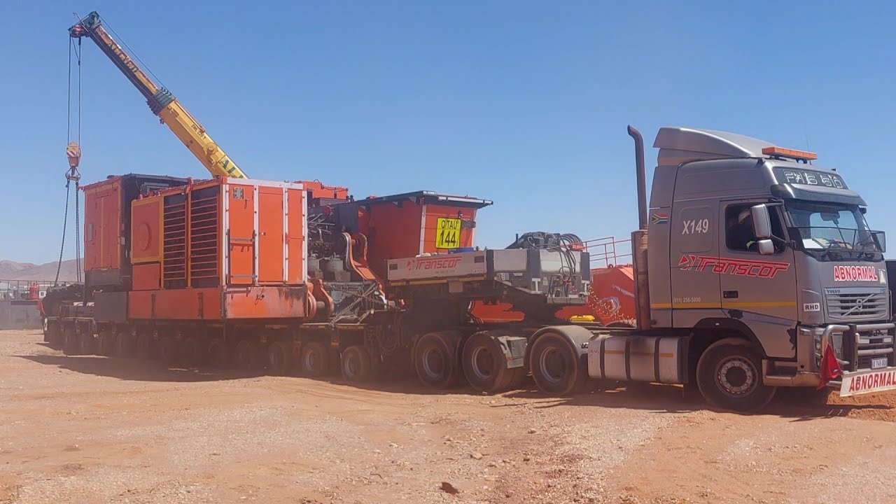 Multi-Axis Self Propelled Hydraulic Modular Low Bed moving to a ...