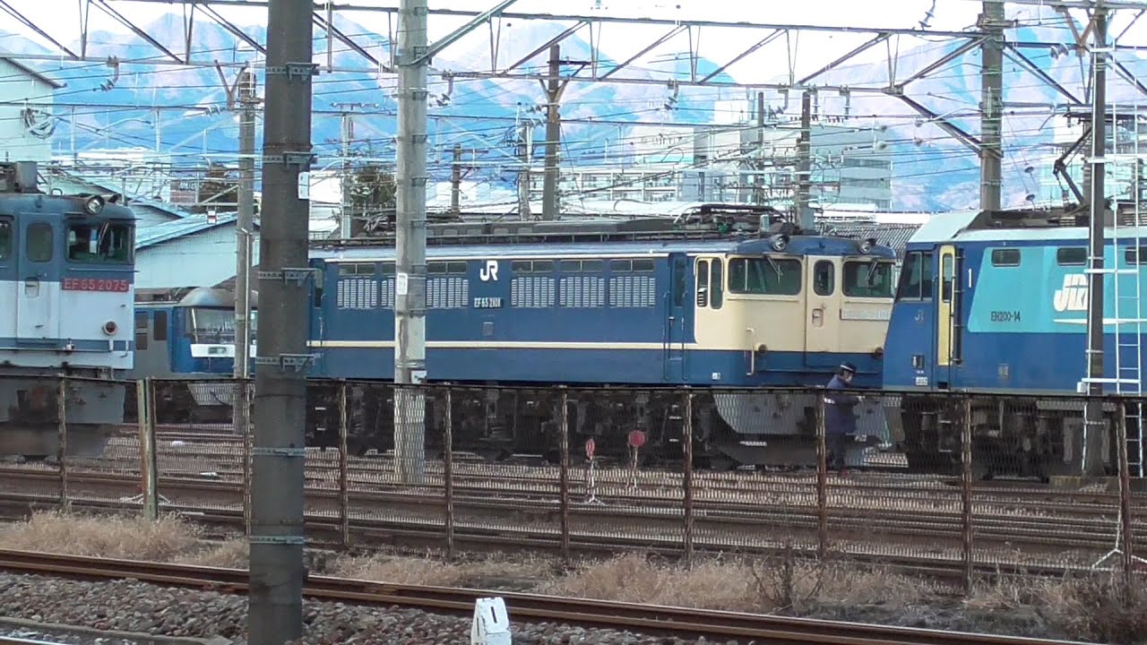 2021年12月25日 JR貨物で唯一 国鉄特急色、クリーム色ナンバープレート 電気機関車EF65 2101（もと寝台特急ブルートレイン牽引機EF65 1101)が高崎機関区にやってきた ...