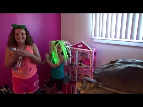 Annabelle Freaks Out! Real Crab In Room Victoria Toy Freak Family