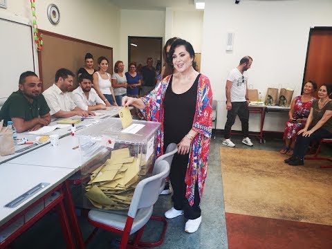 Türkan Şoray ile Sibel Can 15 dakika kala oy kullandı