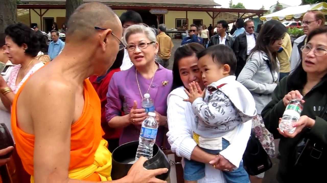 Astin 'tam boon' at the temple (22m) - YouTube