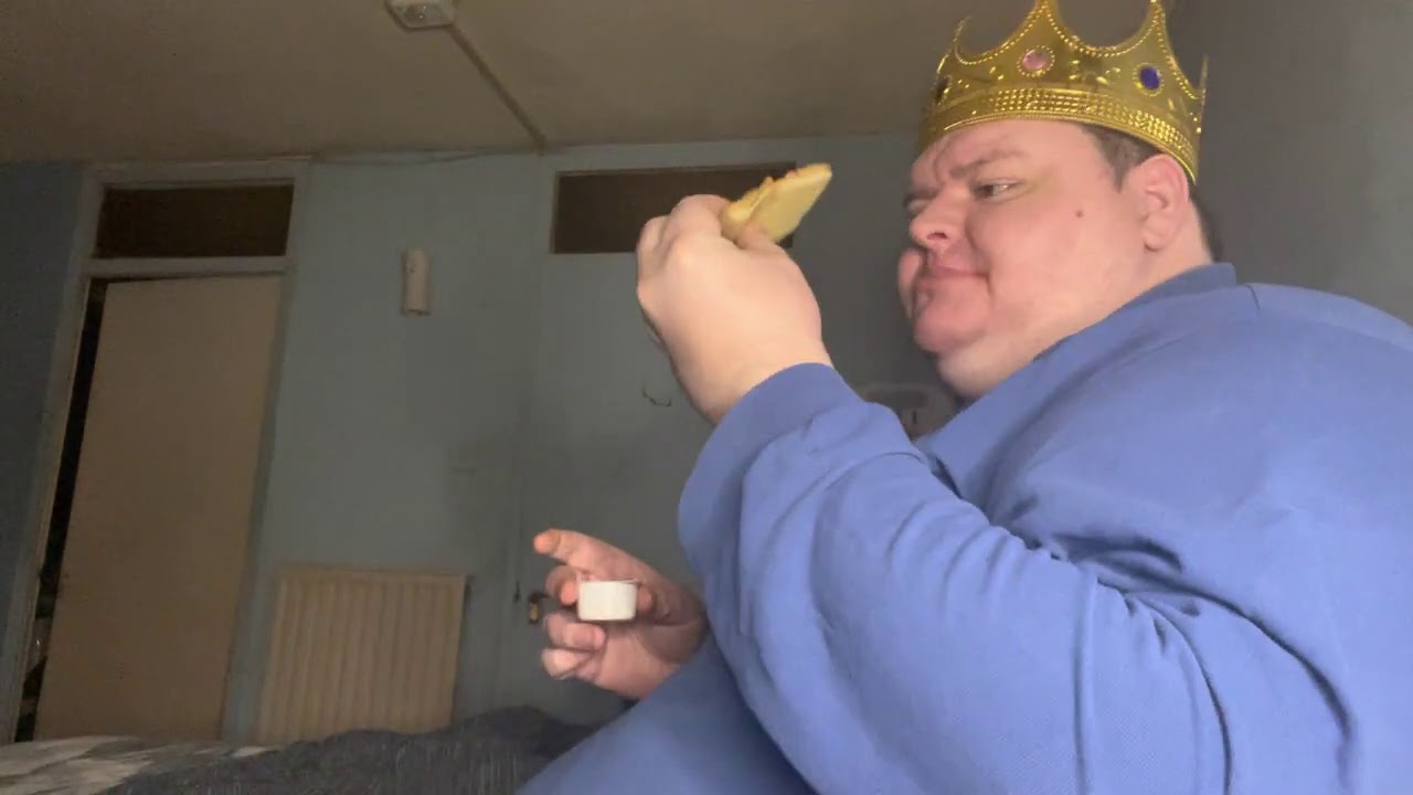 King Ian Eating His Dinner - YouTube