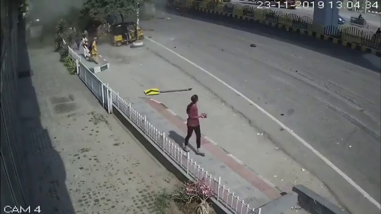 FULL ACCIDENT VIDEO AT HYDERABAD BIODIVERSITY FLYOVER CAR FLEW OF THE ...