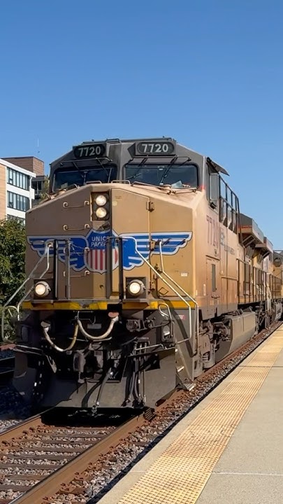 UP 7720 hauls a WB manifest past oak park - YouTube