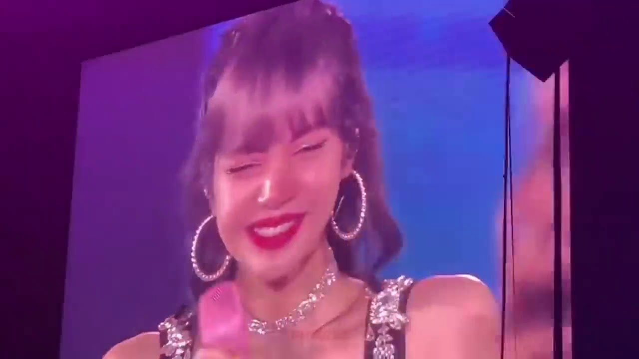 BLACKPINK CRYING LISA CRY - YouTube