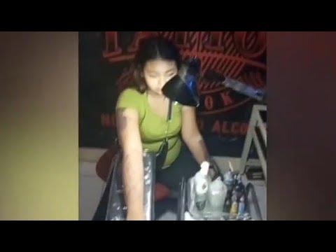 cewe semok bikin tattoo di tangan ampe merek melek seru dah liatnya....