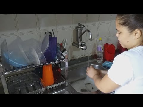 LIMPEI A CASA! Casada aos 18anos. Por- Raay Santos