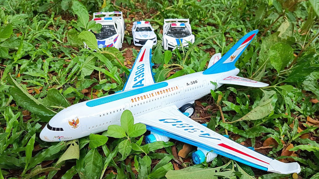 Mencari Mobil polisi, pesawat terbang, polisi patwal, ambulance ...