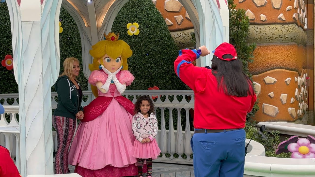 Princess Peach meeting | Fans dress up as Peach! Super Nintendo World ...