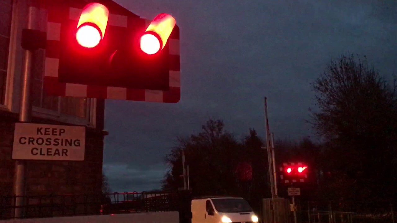 (1080p) Metheringham Station Level Crossing (18/11/16) - YouTube